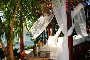 Piscina externa, guarda-sóis, espreguiçadeiras