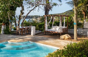 Piscina externa, guarda-sóis, espreguiçadeiras