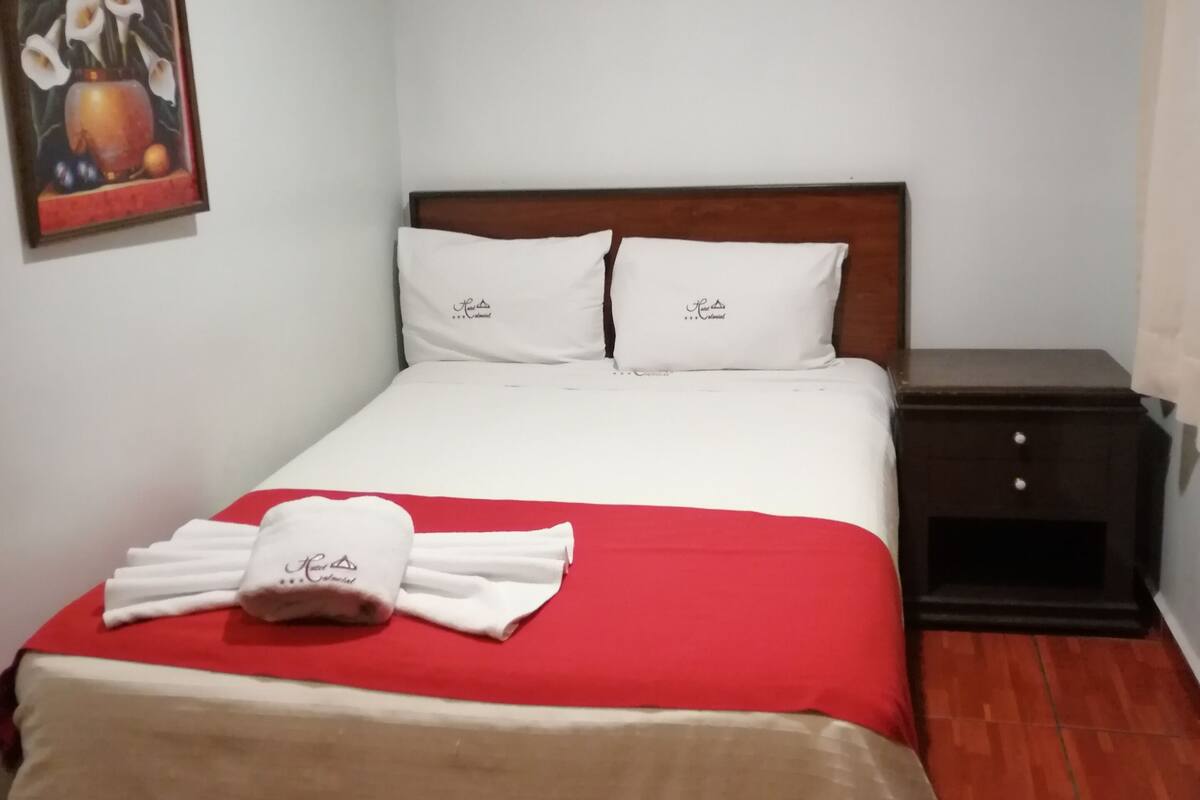 Quarto solteiro (Cama Matrimonial) | Escrivaninha, ferros/tábuas de passar roupa, Wi-Fi de cortesia
