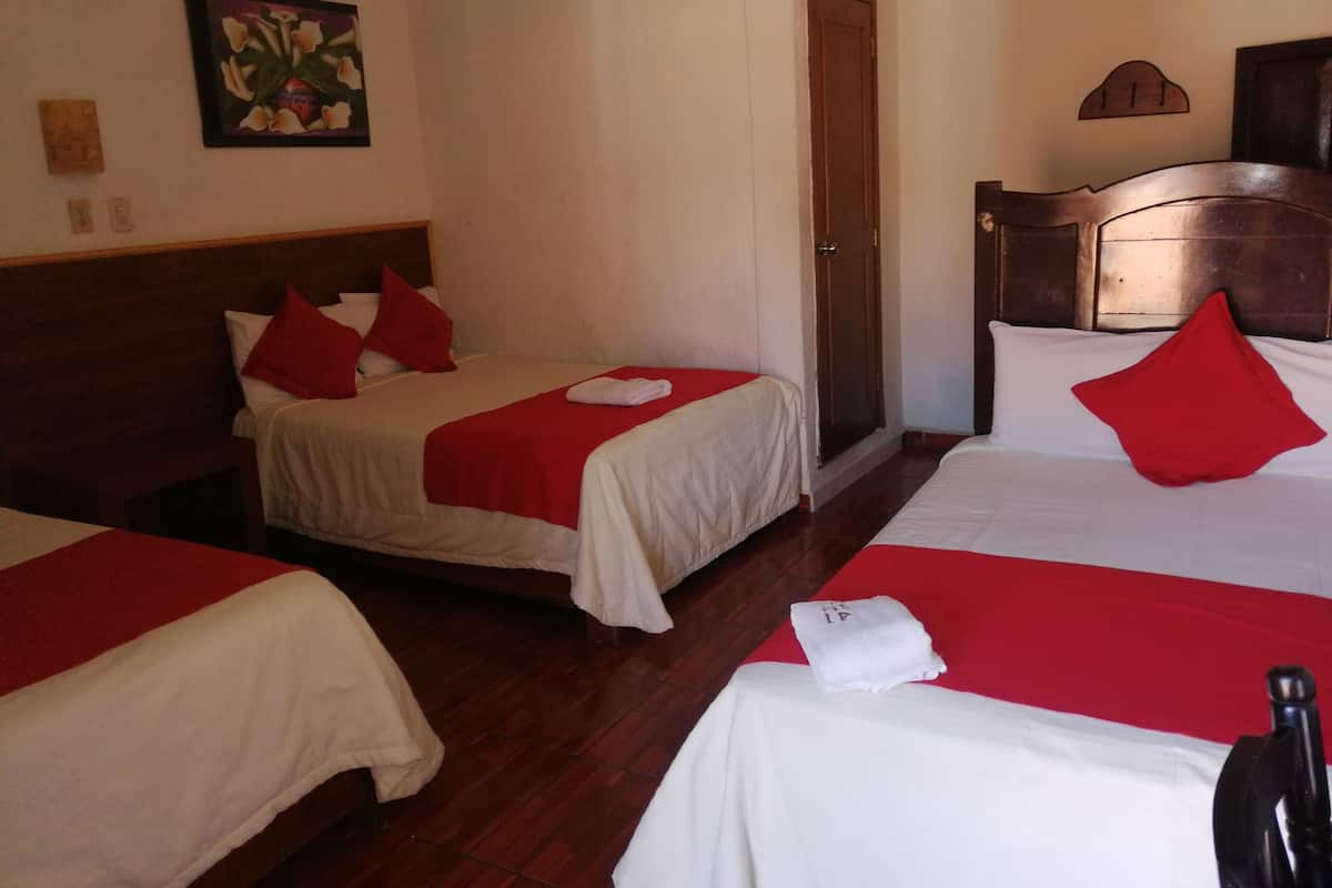Quarto triplo | Escrivaninha, ferros/tábuas de passar roupa, Wi-Fi de cortesia