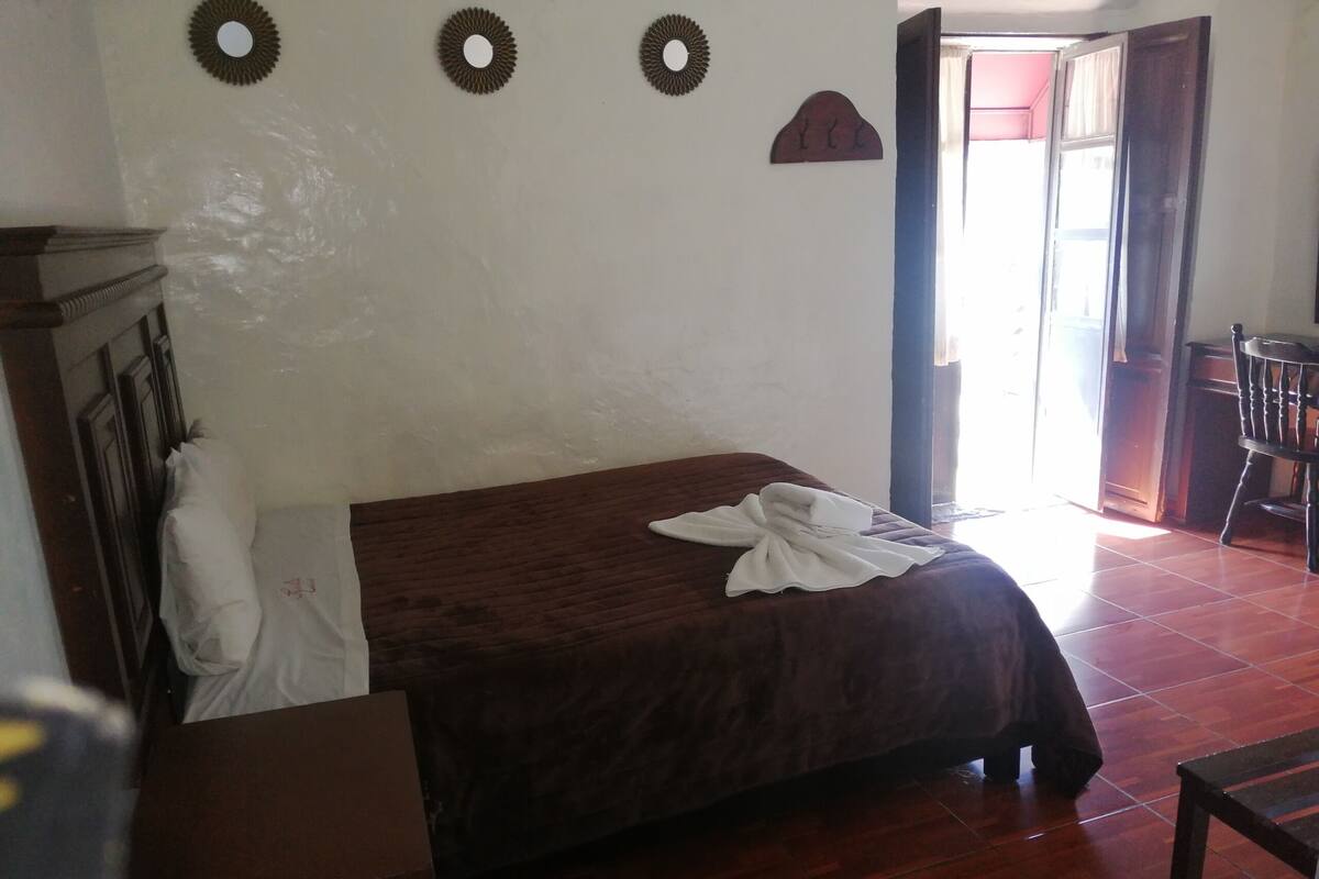 Quarto solteiro (Cama Queen) | Escrivaninha, ferros/tábuas de passar roupa, Wi-Fi de cortesia
