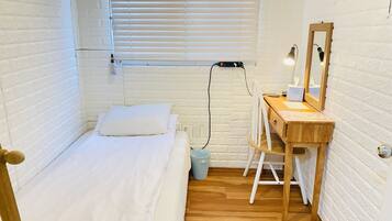 Quarto Individual | Com decoração personalizada, com mobília individualizada, secretária