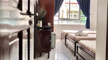 Quarto triplo urbano | Escrivaninha, Wi-Fi de cortesia, roupa de cama