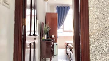 Quarto triplo urbano | Escrivaninha, Wi-Fi de cortesia, roupa de cama