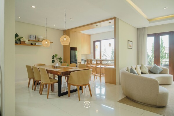 Breezeblows City View 5br With Pool + Familly Room - Bandung