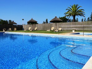 Piscina externa, guarda-sóis, espreguiçadeiras
