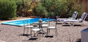 Piscina externa, espreguiçadeiras