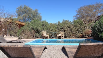 Piscina exterior, espreguiçadeiras