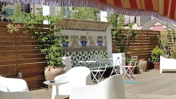 Quarto superior, terraço | Roupas de cama de algodão egípcio, roupas de cama premium, frigobar