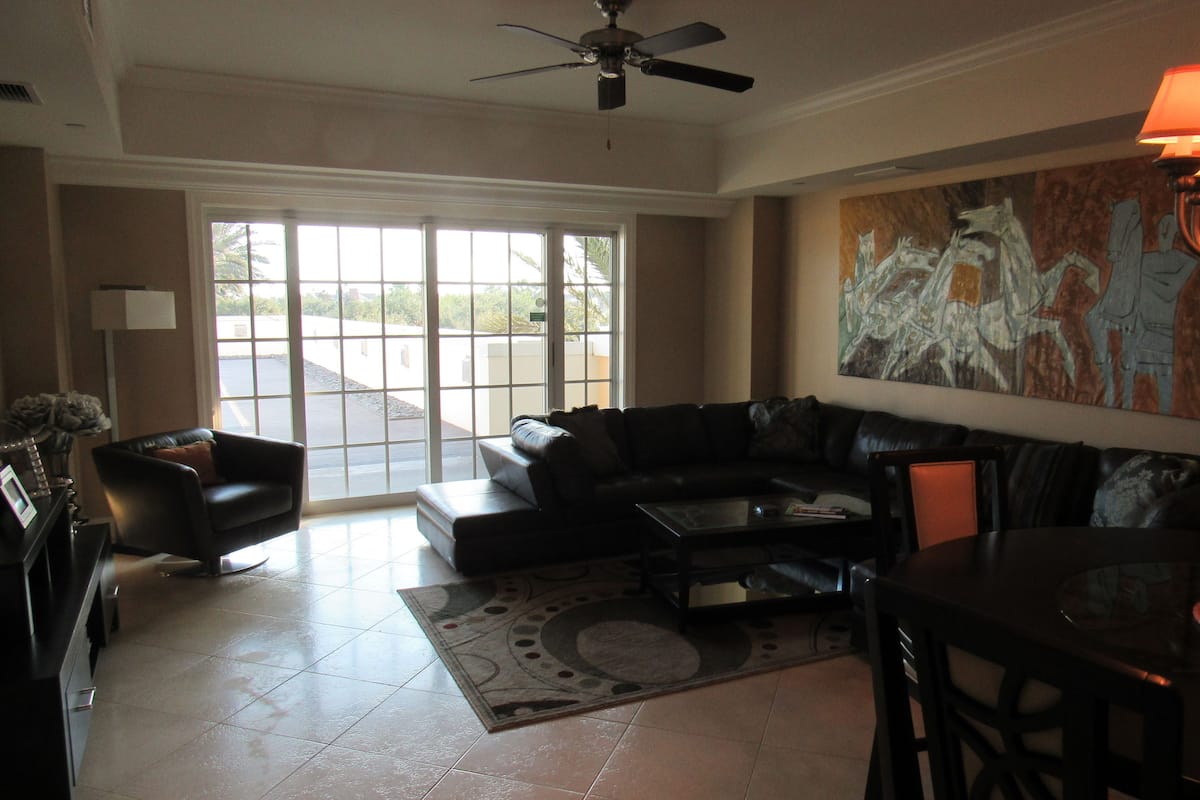 2 Bedroom Magic Moments | Sala | Televisor de ecrã plano de 32 polegadas com canais por cabo, televisor
