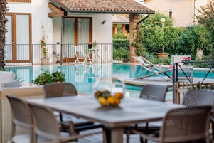 Piscina exterior sazonal, guarda-sóis, espreguiçadeiras 