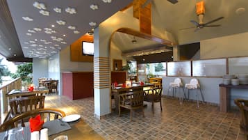 Cozinha internacional, com vista para a praia
