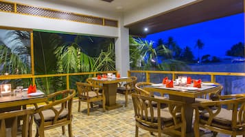Cozinha internacional, com vista para a praia