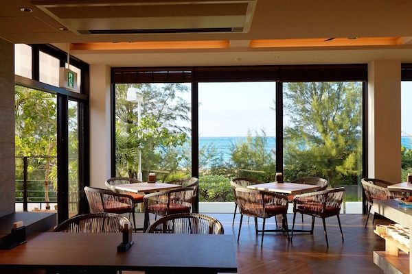 Serviço de jantar, culinária internacional, vistas para o mar