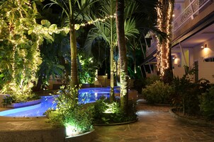 Piscina exterior, espreguiçadeiras 