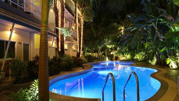 Piscina exterior, espreguiçadeiras