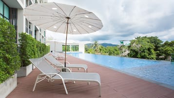 Piscina exterior, espreguiçadeiras