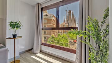Apartamento Superior, 3 quartos, não fumadores, Vista para a cidade | Sala de estar | Televisor de ecrã plano de 26 polegadas com canais digitais, televisor