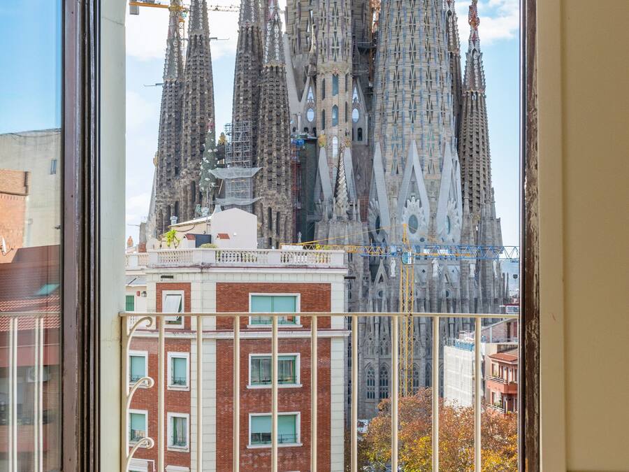 Exclusive apartment, 3 bedrooms, with balconies and views of Sagrada Familia/shared terrace | Vista do quarto