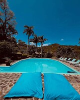 Piscina exterior, espreguiçadeiras 