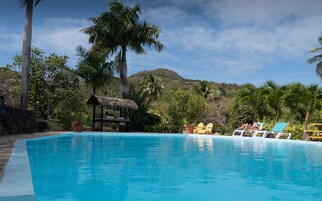 Piscina exterior, espreguiçadeiras 