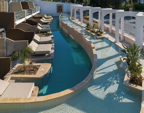 Piscina exterior, guarda-sóis, espreguiçadeiras 