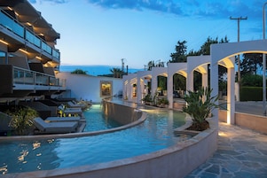 Piscina externa, guarda-sóis, espreguiçadeiras