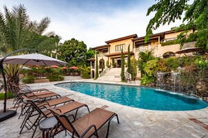 Piscina exterior, espreguiçadeiras 