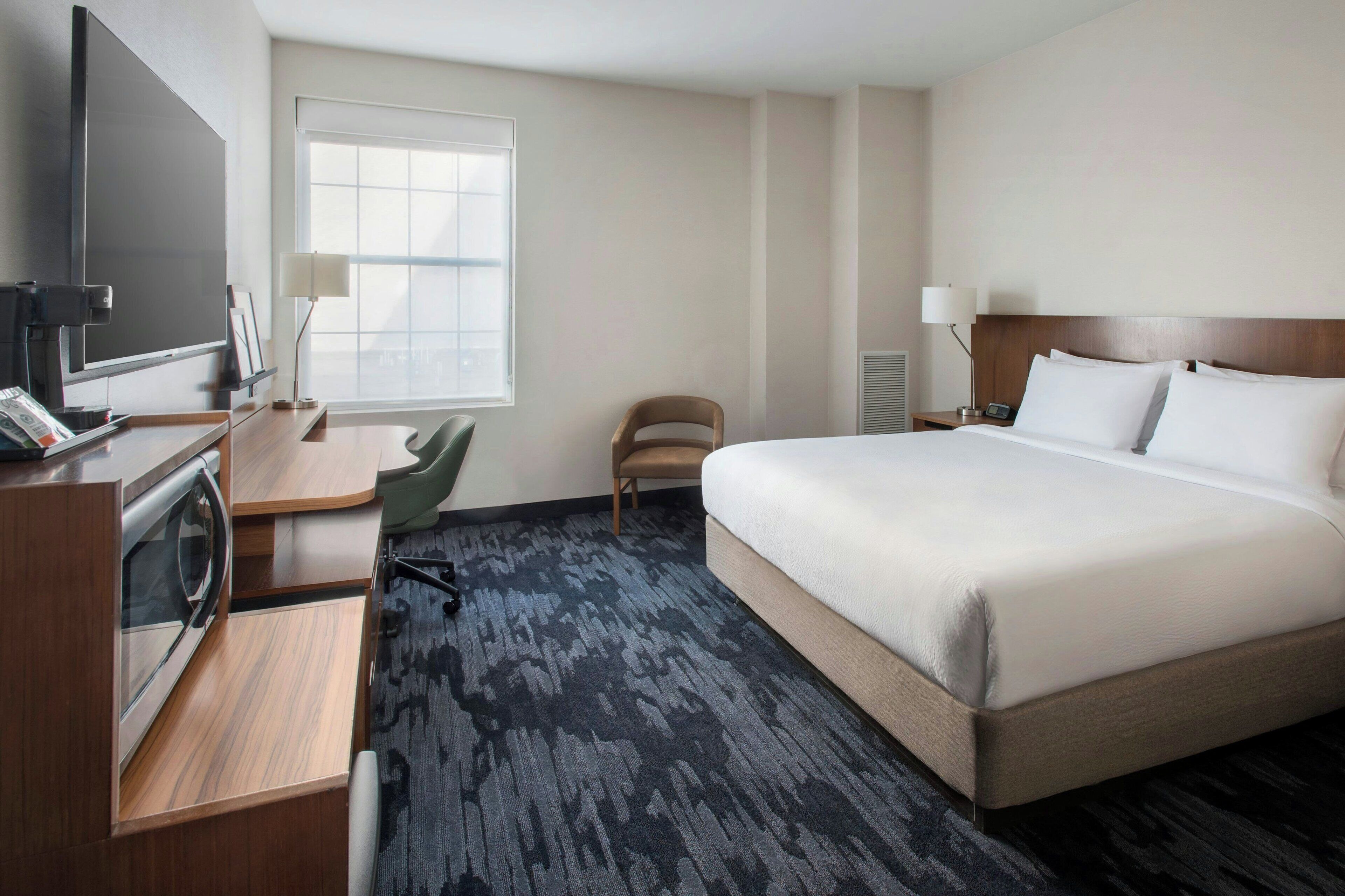 Quarto, 1 cama King | Cofres nos quartos, escrivaninha, espaço de trabalho para notebook