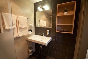 Chuveiro, produtos de toalete grátis, secador de cabelo