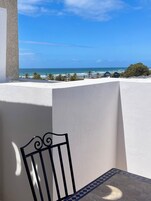 Suíte luxo, vista para o mar | Cofres nos quartos, escrivaninha, Wi-Fi de cortesia