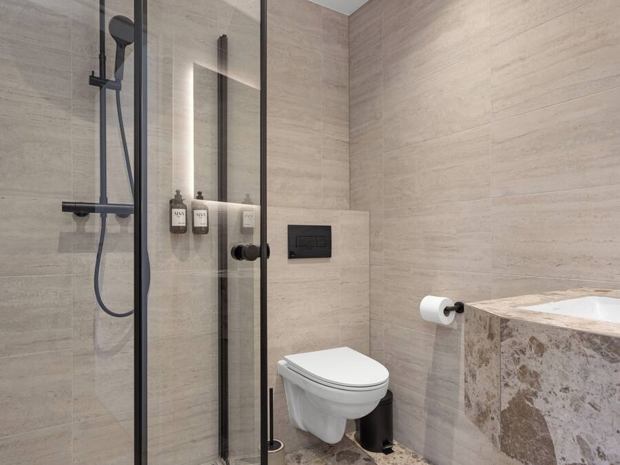 Quarto Triplo Superior | Casa de banho | Um polibã, um secador de cabelo, toalhas fornecidas