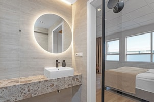 Quarto Duplo Superior | Casa de banho | Um polibã, um secador de cabelo, toalhas fornecidas 