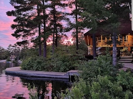 Fachada da propriedade à noite