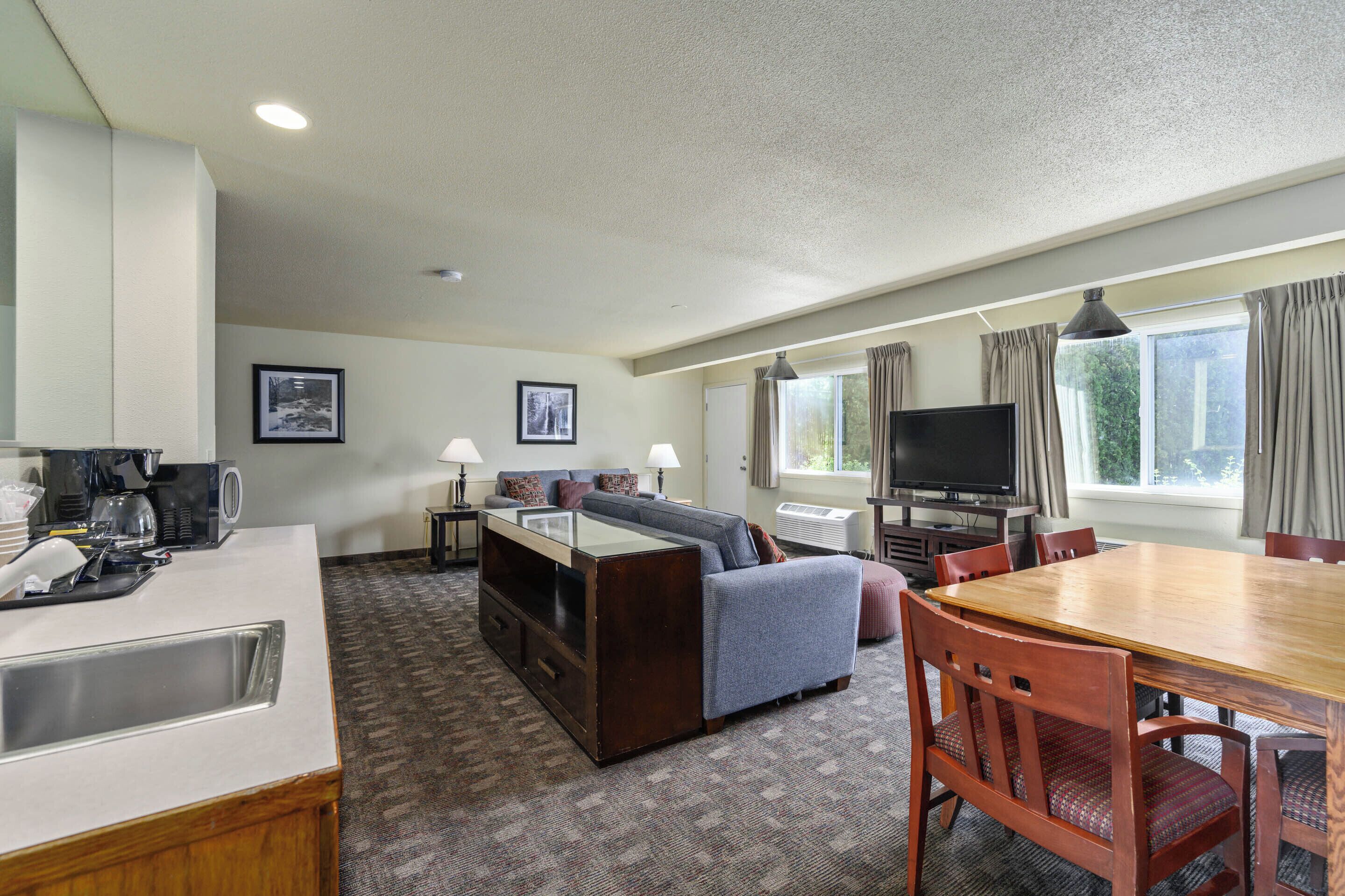 Quarto triplo família, para não fumantes, vista para o pátio | Cortinas blackout, quartos à prova de som, ferros/tábuas de passar roupa