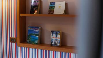 Uma estante com livros e uma placa.