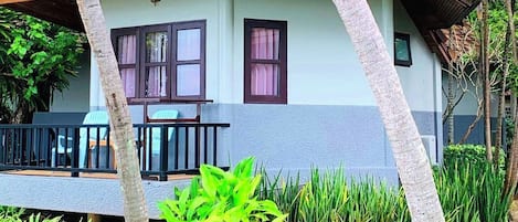 Bungalow unit | Cofre no quarto, cortinas/cortinados opacos, Wi-fi grátis