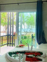 Quarto superior | Cofres nos quartos, cortinas blackout, Wi-Fi de cortesia, roupa de cama