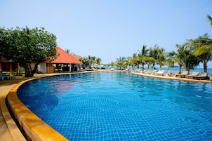 Piscina exterior, guarda-sóis, espreguiçadeiras 