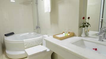 Quarto Familiar, Vista para a cidade | Casa de banho | Um polibã, artigos de higiene pessoal grátis, um secador de cabelo