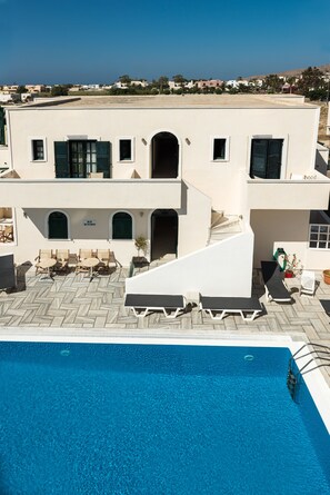 Piscina exterior sazonal, guarda-sóis, espreguiçadeiras 