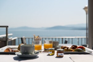 Serviço de jantar, culinária francesa, vistas para o mar