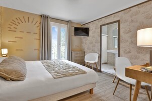 Quarto casal clássico | Roupas de cama antialérgicas, escrivaninha, cortinas blackout