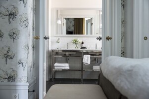 Produtos de toalete de grife, secador de cabelo, roupões de banho 