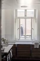 Produtos de toalete de grife, secador de cabelo, roupões de banho 