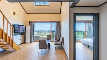 Dúplex Familiar, 3 quartos | Kitchenette privada | Um frigorífico, uma placa de cozinha, uma chaleira elétrica