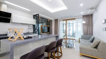 Villa Premier, 3 quartos, piscina privativa (90PY NaSinBi) | Sala de estar | Televisor LED de 40 polegadas com canais digitais, televisor