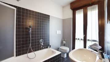 Quarto casal | Banheiro | Produtos de toalete grátis, secador de cabelo, bidê, toalhas de banho