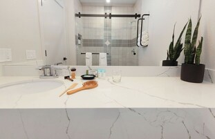 Quarto clássico, ao lado da piscina | Banheiro | Produtos de toalete grátis, secador de cabelo, toalhas de banho