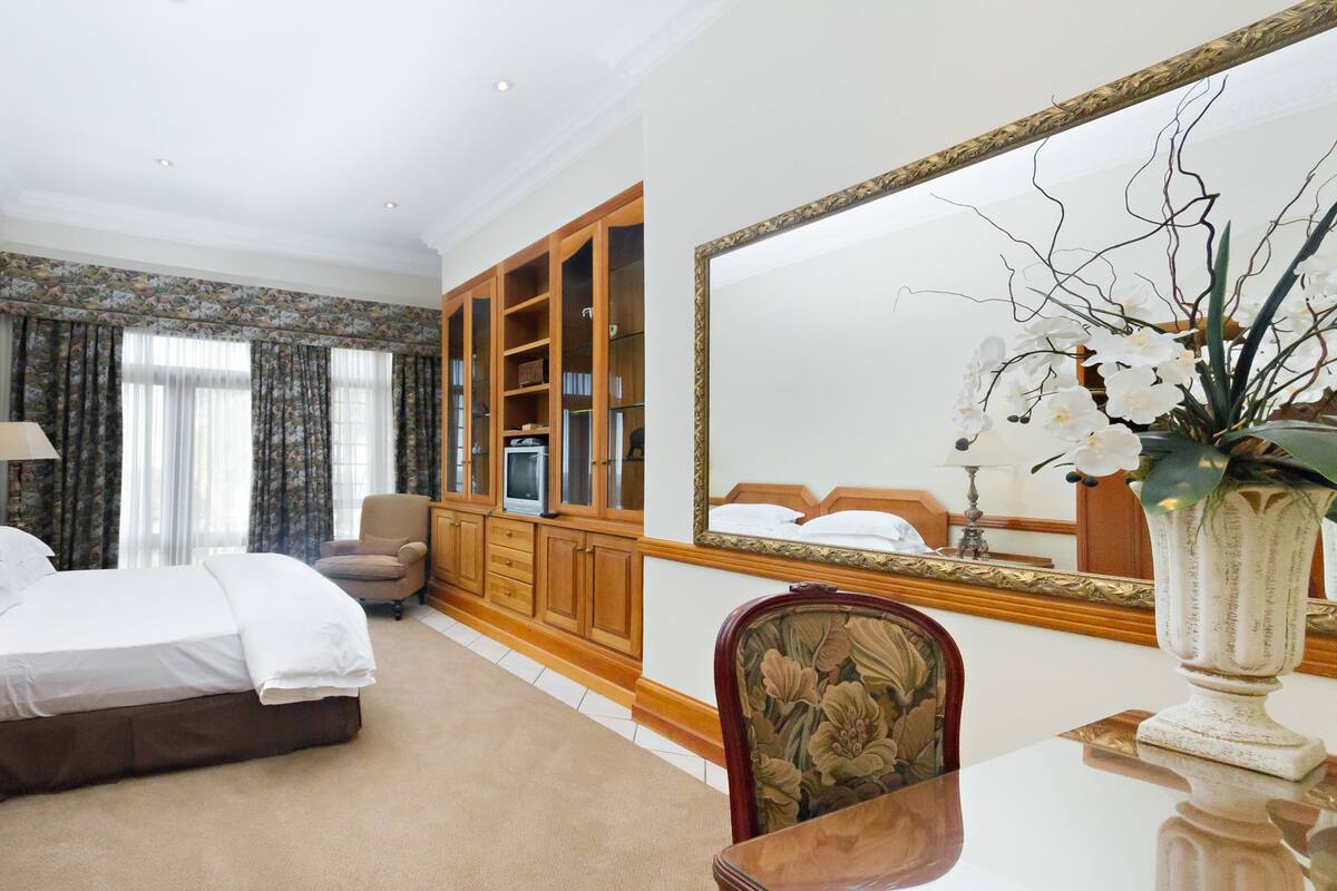 Quarto Standard | Roupa de alta qualidade, edredões de penas, minibar, cofre no quarto